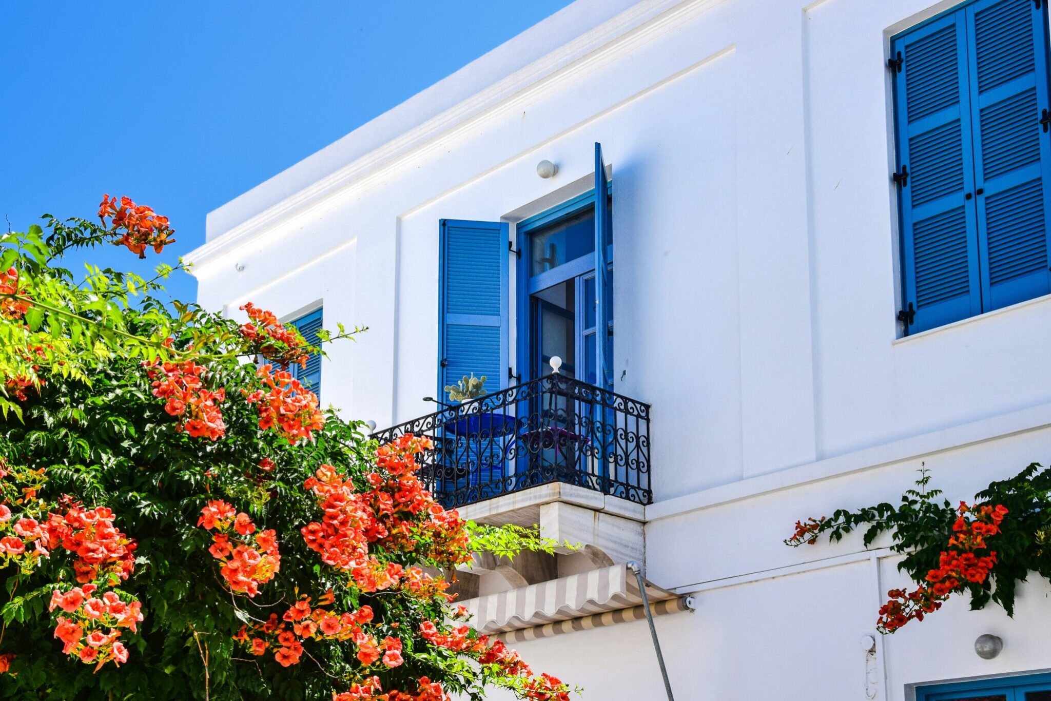 A Guide to the Perfect Day in Mykonos in 2025 - TWW Yachts